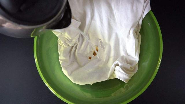 How do I get rid of the blood stains on my clothes? – Lilya